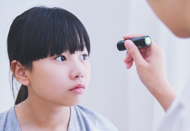 Cross-eyed: When to have surgery? | Vinmec